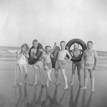 25 Vintage Beach Photos from the 1940s and ’50s