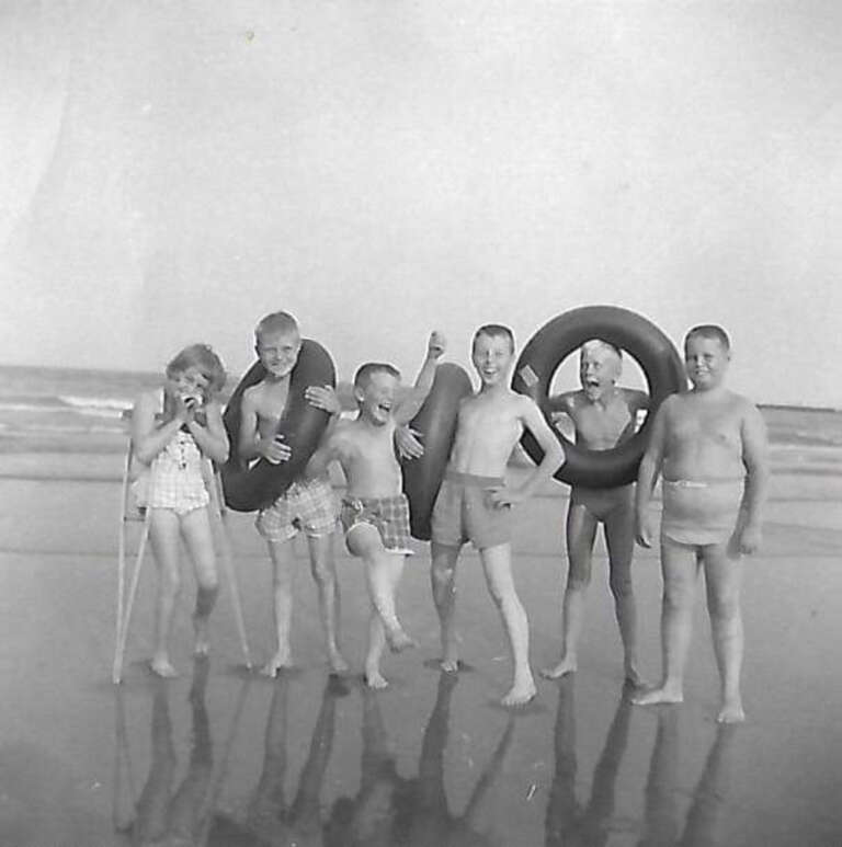 25 Vintage Beach Photos from the 1940s and ’50s
