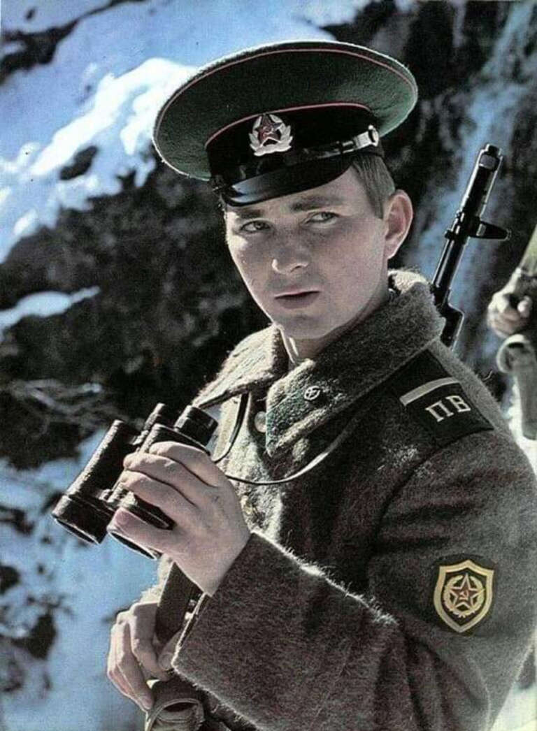 20 Striking Photos of Soldiers in the 1970s