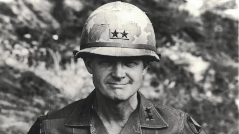 20 Striking Photos of Soldiers in the 1970s