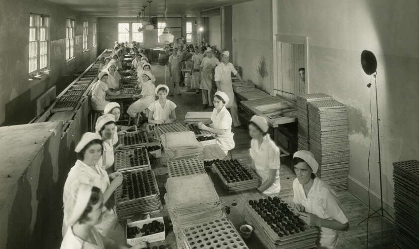 Factory Life in the 1900s: 20 Powerful Historic Images
