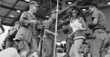 20 Striking Photos of Soldiers in the 1970s