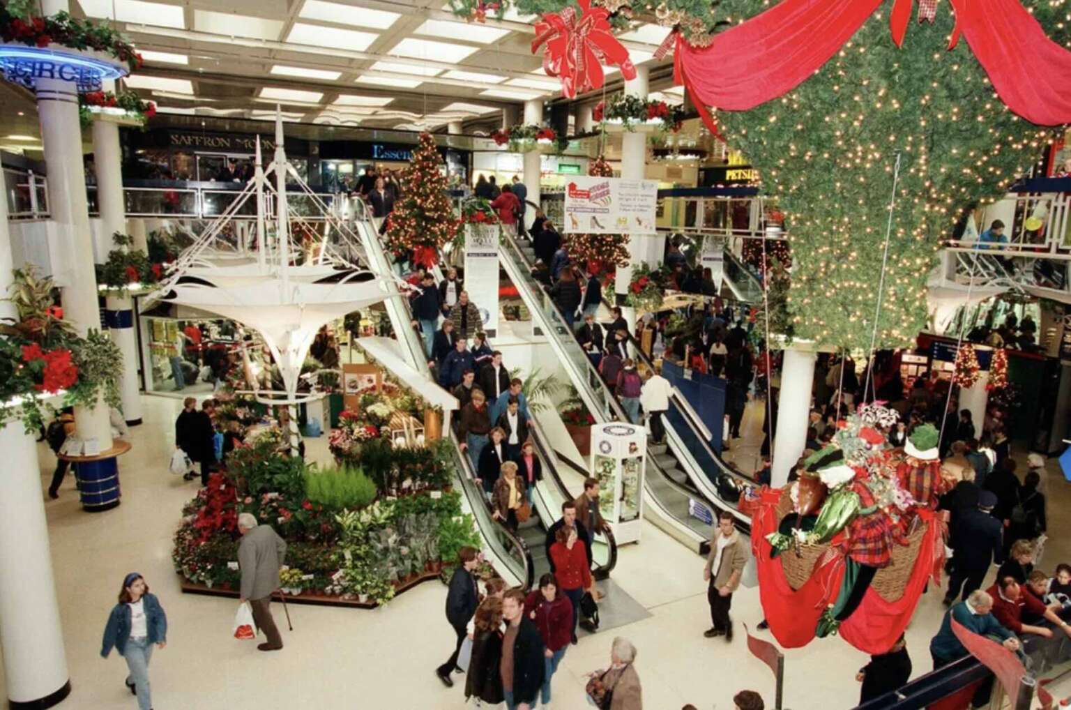 15 Nostalgic Black Friday and Holiday Shopping Photos