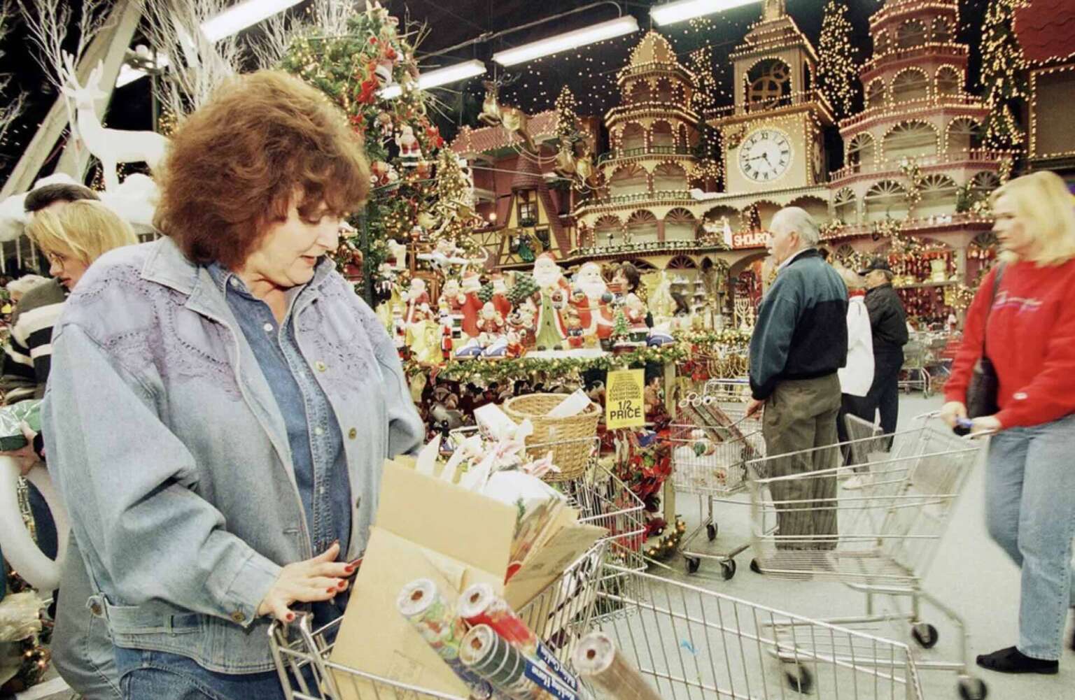 15 Nostalgic Black Friday and Holiday Shopping Photos