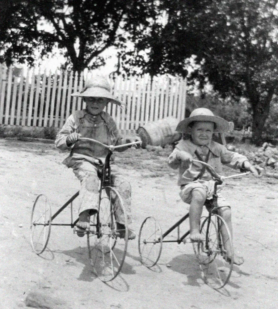 Vintage Photos from 1930s: A Nostalgic Look at Everyday Life