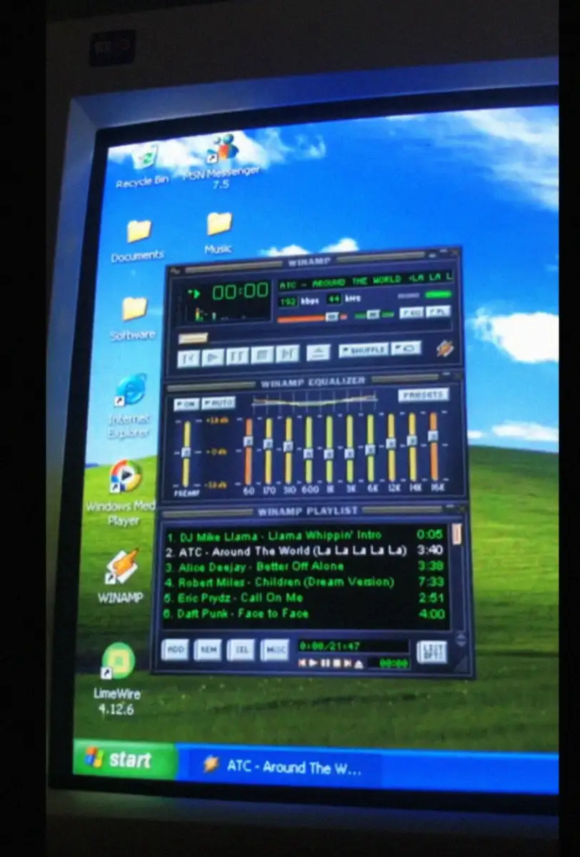 Y2K Desktop Setups From the Messenger Era