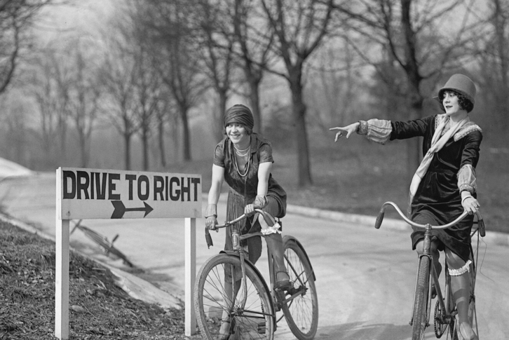 20 Vintage Photos That Embody Flapper Culture (1920s–1930s)