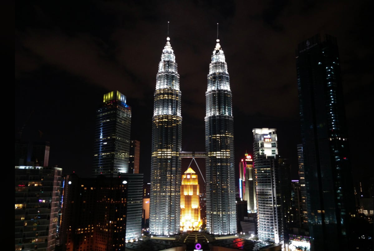 15 Iconic Buildings Built in the ’80s and ’90s That Still Define Cities ...