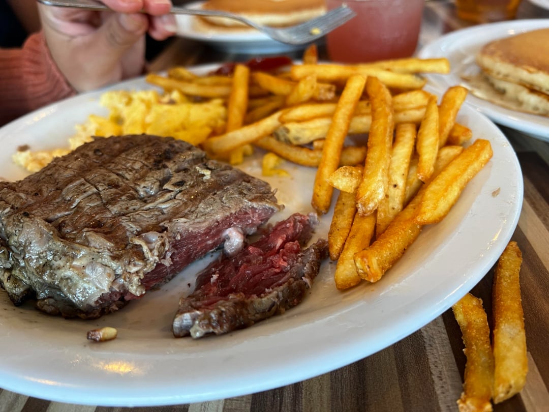 20 Hilarious Restaurant Fails That Look Like Kitchen Disasters