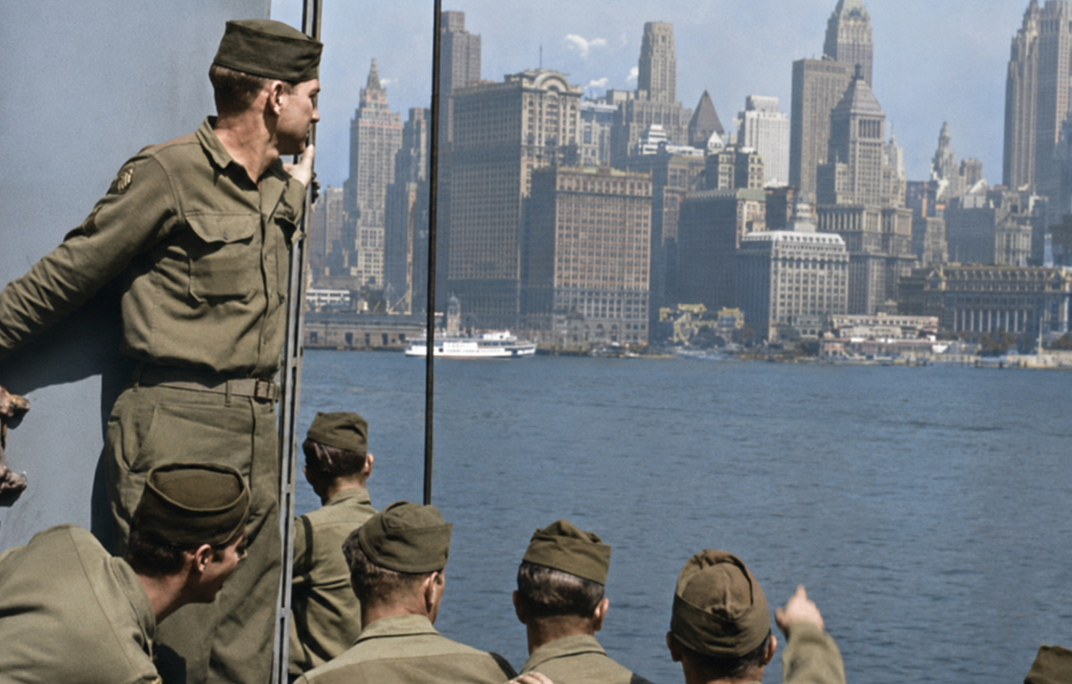 14 Colorized Photos That Show WWII Soldiers Returning Home